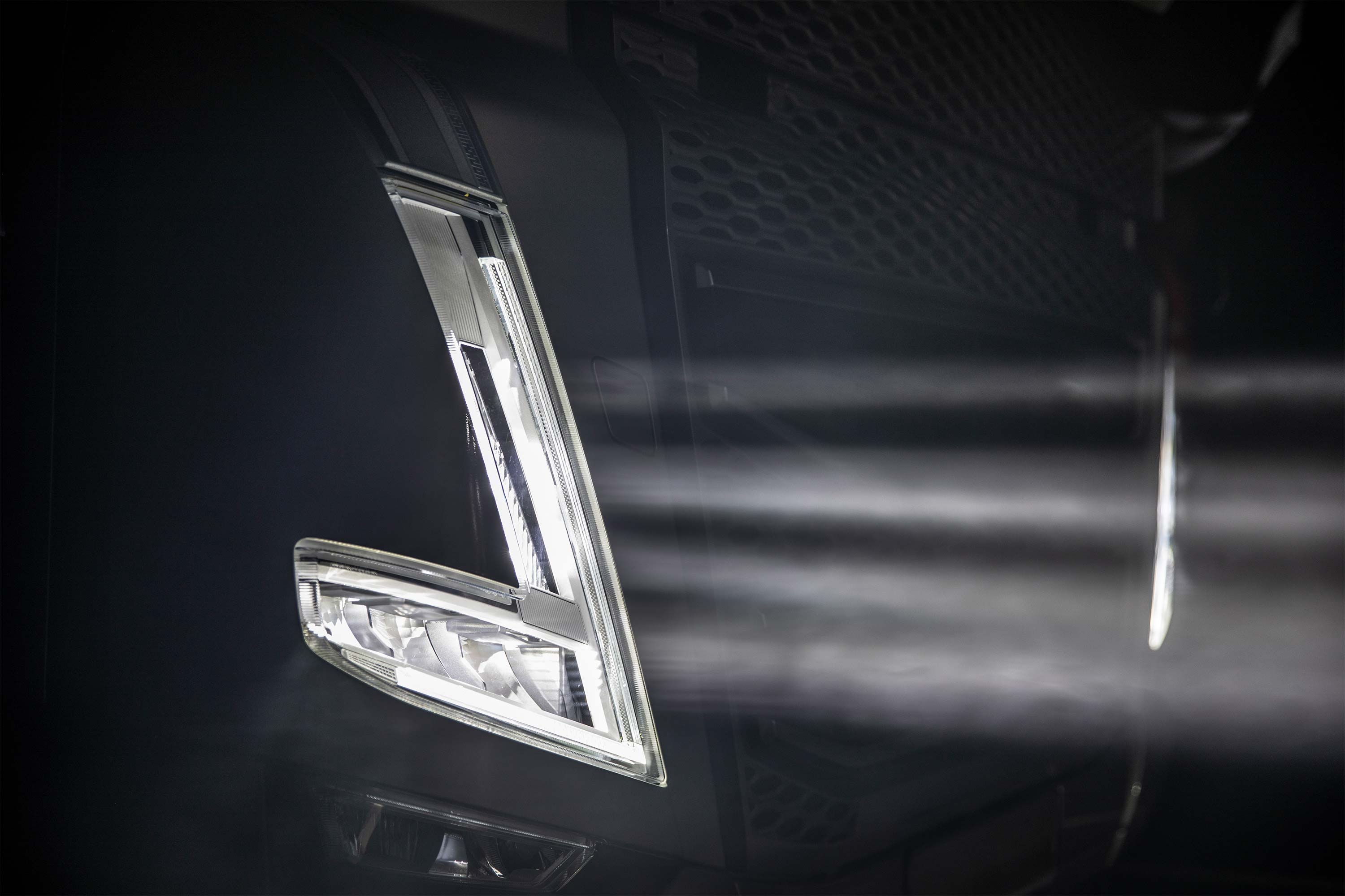 Explore the adaptive high beam | Volvo Trucks