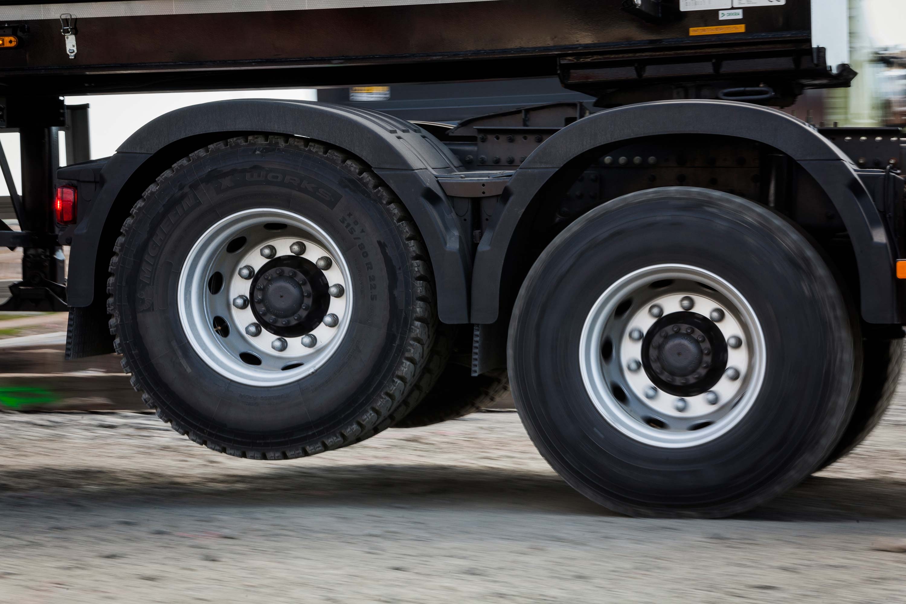 Explore the Tandem Axle Lift | Volvo Trucks