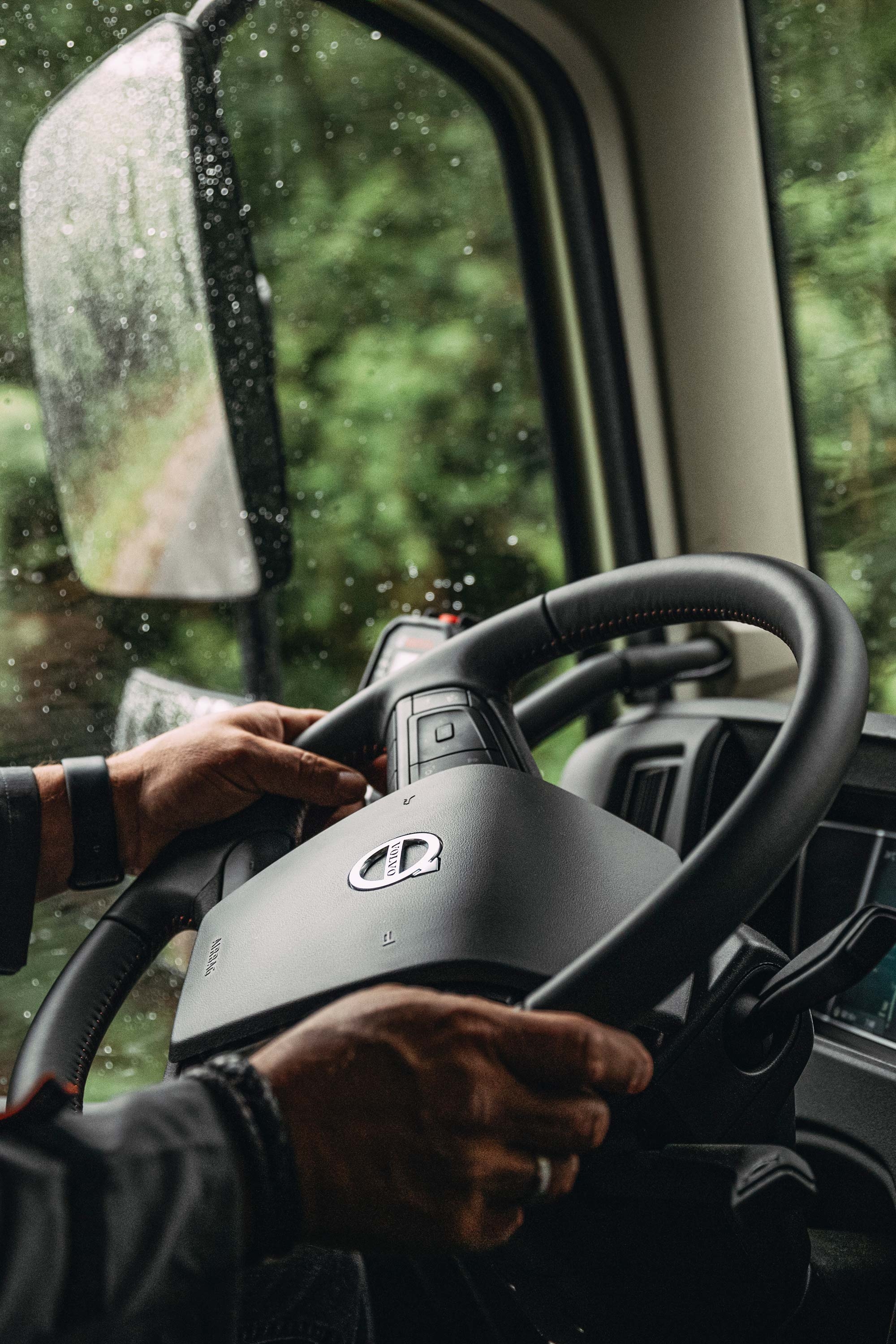 Explore the interior of Volvo FH | Volvo Trucks